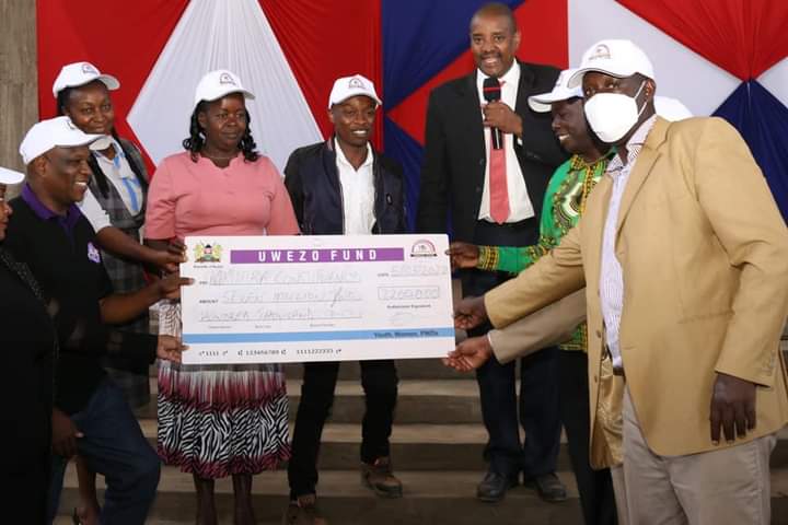 Gachagua presents a dummy cheque to Uwezo Fund beneficiaries - The ...