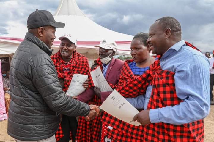 Governor Kinyanjui issues Title Deeds to Kongasis traders - The Mount ...